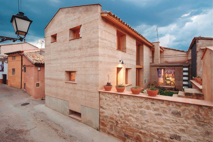 Casa de tierra compactada que reduce a la mitad las emisiones normales ...